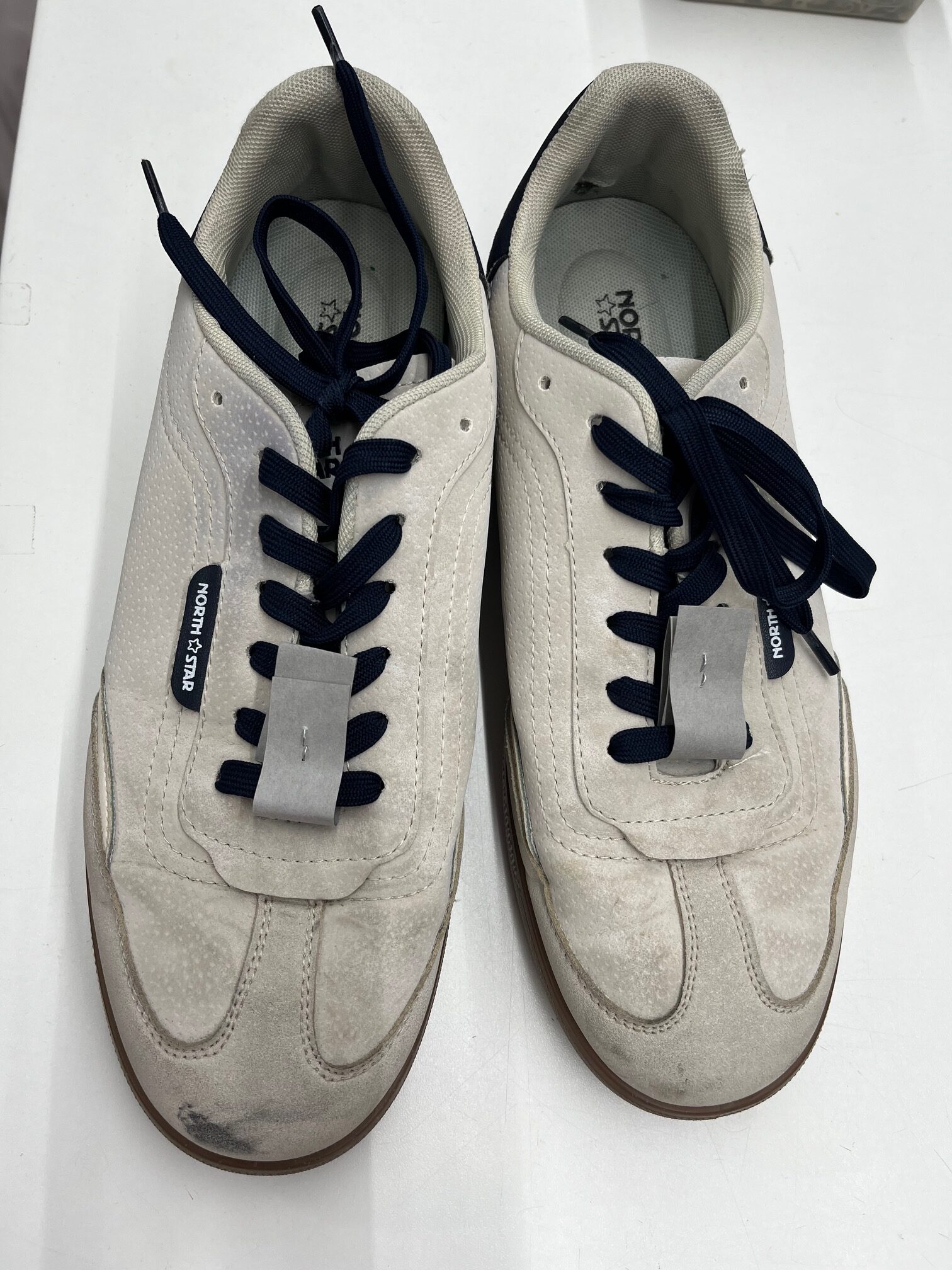 Hochauflösende Vorher-Nachher-Bilder von Schuhen | Textilreinigung Trieb